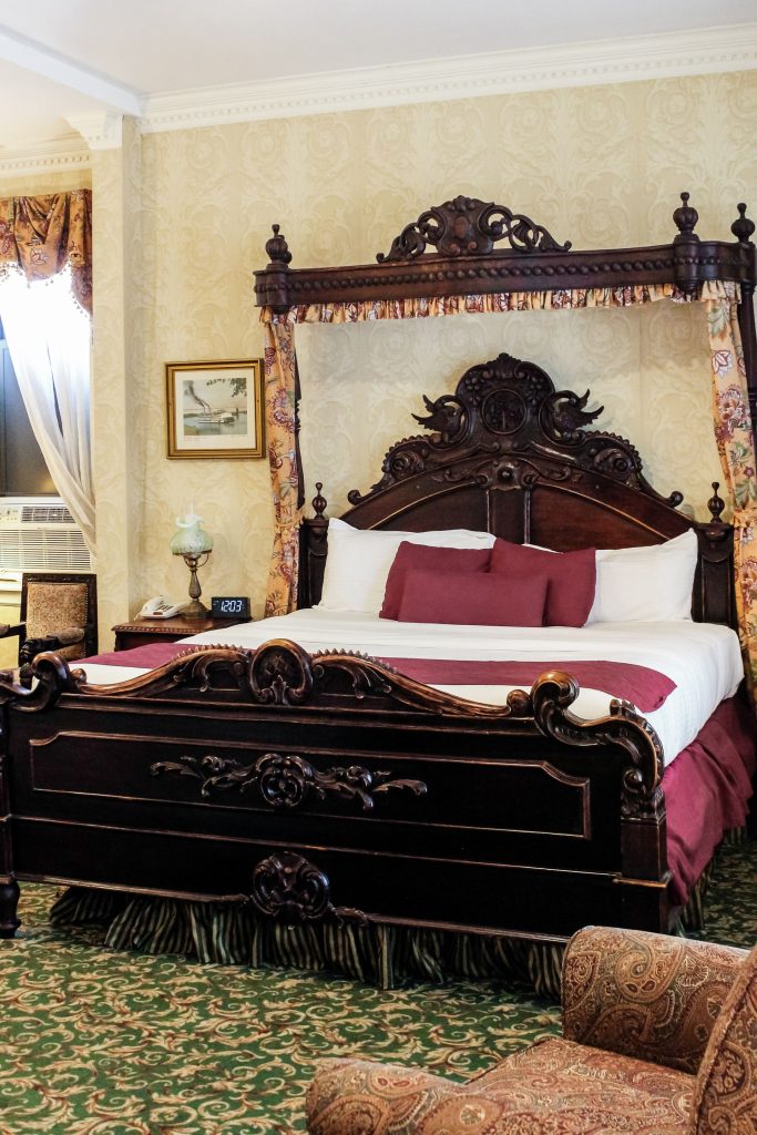 Deluxe King with Balcony - The Lafayette Hotel