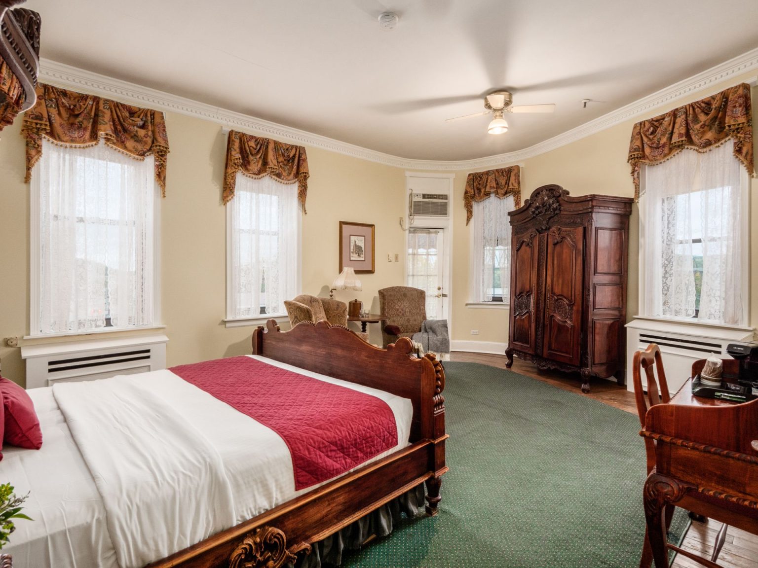 Riverview Deluxe King with Balcony - The Lafayette Hotel